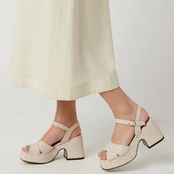La CANADIENNE | Shoes | La Canadienne Pico Ankle Strap Platform Sandal ...